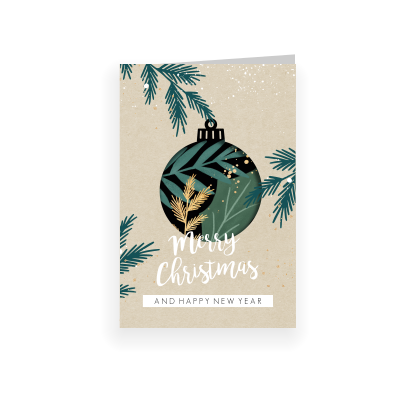 Zakelijke kerstkaart met kerstbal en dennentakken